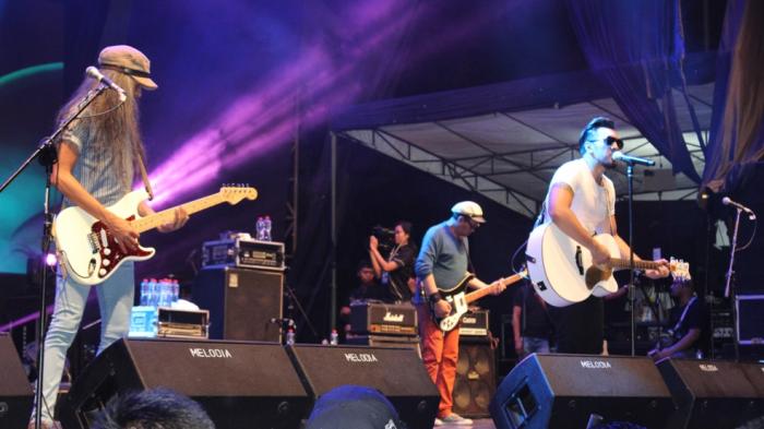 David 'Naif' Lempar Bajunya untuk Retropolis - Surya.co.id