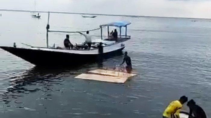 Akibat Cuaca Buruk, Kapal Bermuatan Sembako Tenggelam di Bawean, Kerugian Capai Rp 1 Miliar ...