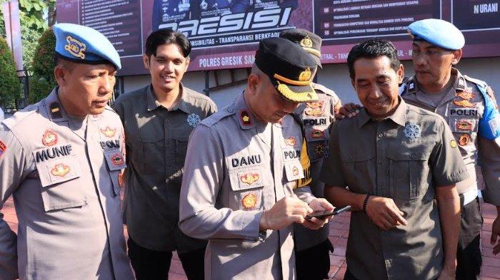 Selesai Apel, Polres Gresik Langsung Periksa Handphone Anggota Antisipasi Judi Online - Surya.co.id