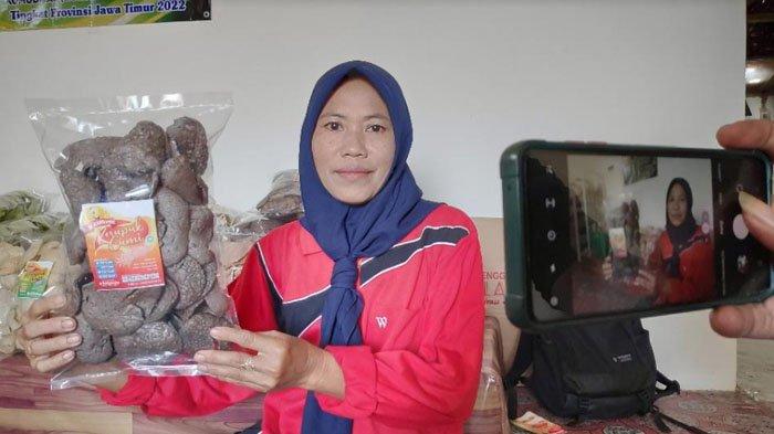 Olah Hasil Laut Jadi Kerupuk di Tuban, Sri Kayatin Hasilkan Omzet ...