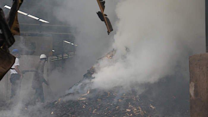 Pabrik Pengolahan Kayu di Lumajang Terbakar, Api Muncul Pertama Kali di Tempat Limbah - Surya.co.id