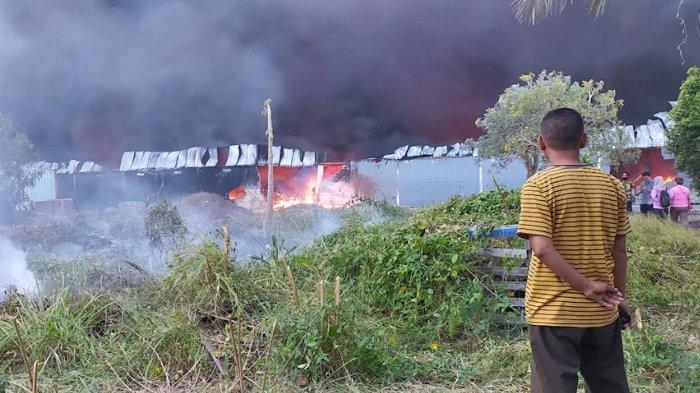 Kebakaran 2 Gudang Pabrik Plastik di Gresik, Saksi Mata Lihat Ada Pemicu Sumber Api Awal - Surya ...