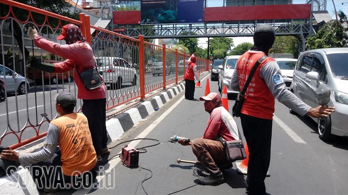 Ajaib! Besi Pembatas Jalan di Pusat Kota Surabaya Ini Sering Hilang, Penyebabnya. . . - Surya.co.id