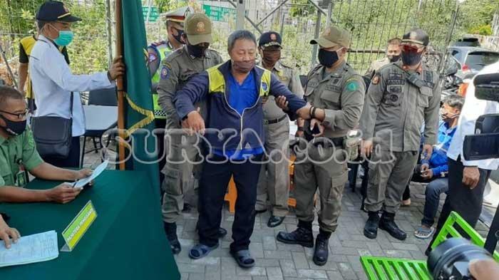 Didenda Rp 200.000, Pak Tua Ini Pingsan karena Tak Pakai Masker, Razia Digelar di Pos Lantas ...