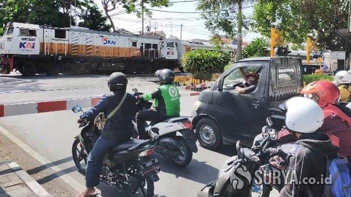 Pengguna Jalan Melanggar Perlintasan Sebidang Kereta Api, Dikenakan Denda Rp 750 Ribu - Surya.co.id