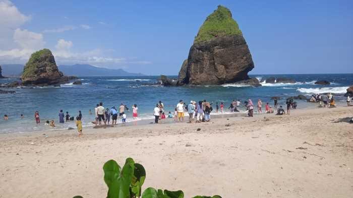 Ribuan Wisatawan Kunjungi Pantai Papuma Jember Masih Jadi Favorit ...