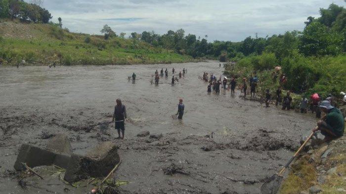 Warga Berbondong-bondong ke Acara Asatan Bendungan Sampean Baru ...