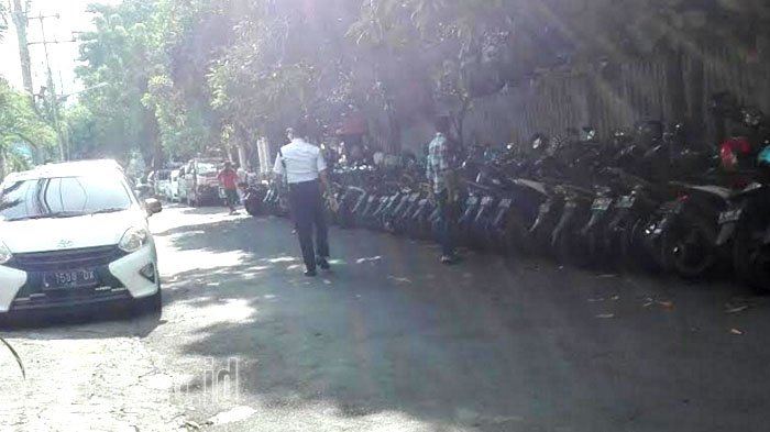 Pemkot: Parkir Sisi Kanan Jl Trengguli semestinya Dilarang - Surya.co.id