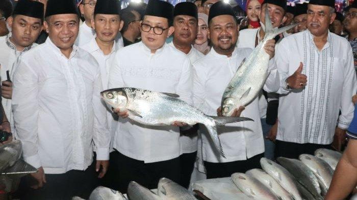 Tradisi Pasar Bandeng Gresik Pertegas Gresik Penghasil Bandeng Terbesar ...