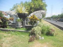 Patung Bandeng dan Udang Tak Dirawat - Surya.co.id