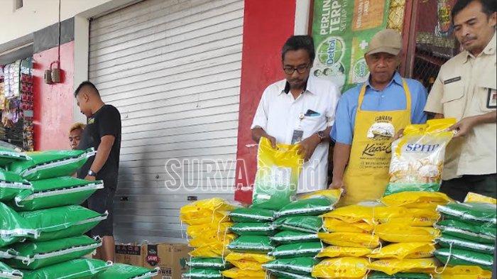 Stabilkan Harga, Disperindag dan Bulog Pasok 1,5 Ton Beras ke Pedagang Pasar Kota Blitar - Surya ...
