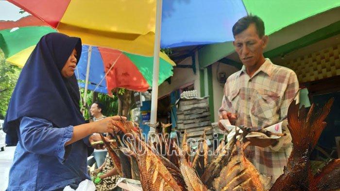 Ada Tol Trans Jawa, Pedagang Ikan Asap di Tuban Mengeluh Sepi - Surya.co.id