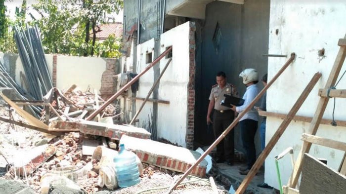 Cerita Agus saat Lihat Dua Rekannya Tiba-tiba Tertimpa Tembok Rumah yang Direnovasi. . . - Surya ...