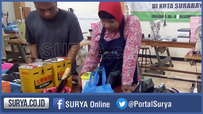 Lima Pekerja Garap Sepatu Risma dan Whisnu Untuk Pelantikan - Surya.co.id