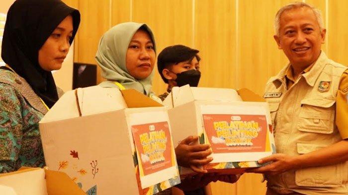 Buka Peluang Kerja di 19 Pabrik Rokok, Disperindag Nganjuk Beri Pelatihan Melinting untuk 150 ...