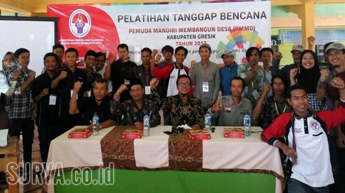 Puluhan Pemuda di Bantaran Sungai Bengawan Solo Gresik Dilatih Tanggap Bencana - Surya.co.id