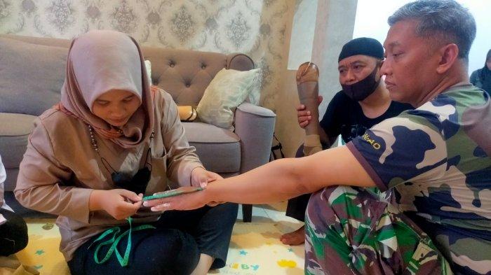 Prajurit Korban GAM Dapat Tangan Palsu dari Pangdam V/Brawijaya Mayjen TNI Farid Makruf - Surya ...