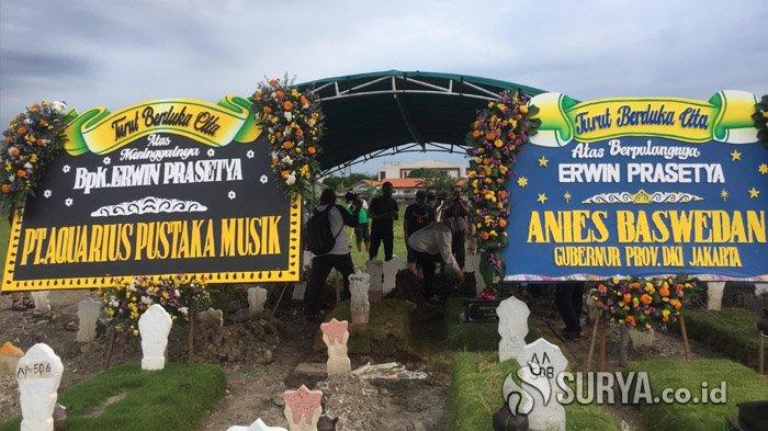 Basis Pertama Dewa 19 Erwin Prasetya Dimakamkan di TPU Keputih Surabaya ...