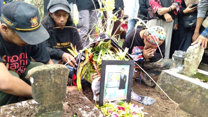Korban Meninggal ke 134 Tragedi Kanjuruhan, Keluarga Minta Diusut Tuntas Seadil-adilnya - Surya ...