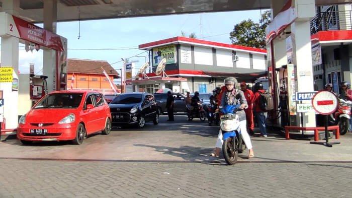 Harga BBM Naik, Antrean Kendaraan di SPBU Wilayah Kota Blitar Masih Normal - Surya.co.id