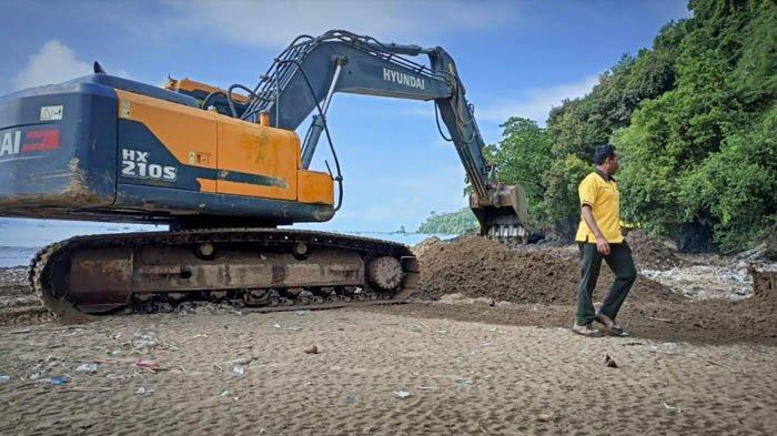 Sampah Penuhi Pantai Gemah Tulungagung Sepanjang 2 Km, Dua Alat Berat Dikerahkan untuk ...