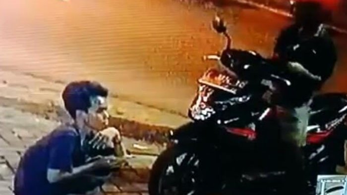 Dua Pemuda Mencuri Motor di Gresik Terekam CCTV - Surya.co.id