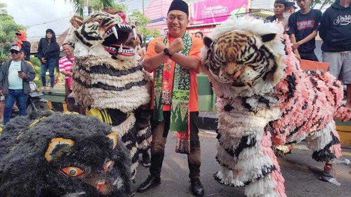 Garang, Rio Patenang Usung Macan dan Ribuan Orang Saat Mendaftar Cabup ...