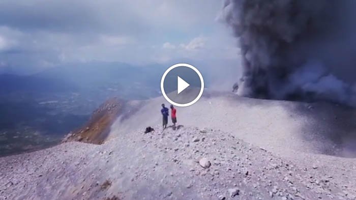 VIDEO: Aksi Gila 2 Pendaki di Puncak Sinabung saat Erupsi Viral dan ...