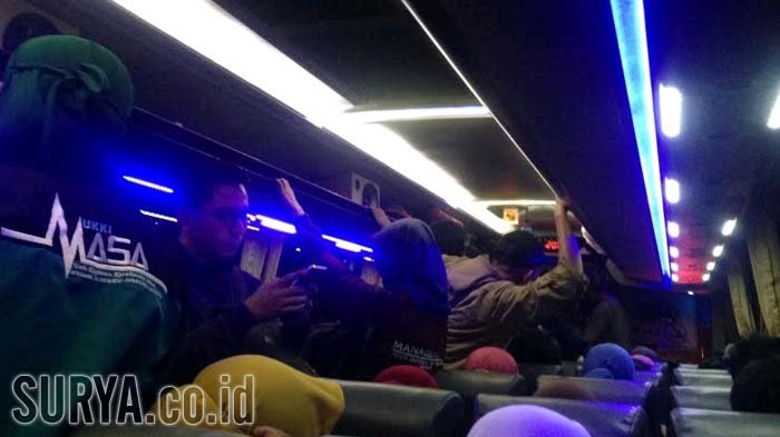 Derita Penumpang Bus Bungurasih - Di Luar Rebutan, di Dalam Bus Berjubel - Surya.co.id