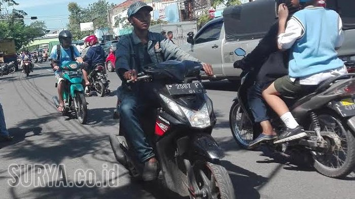 Duh, Kian Banyak Pengendara Motor Melawan Arus - Surya.co.id