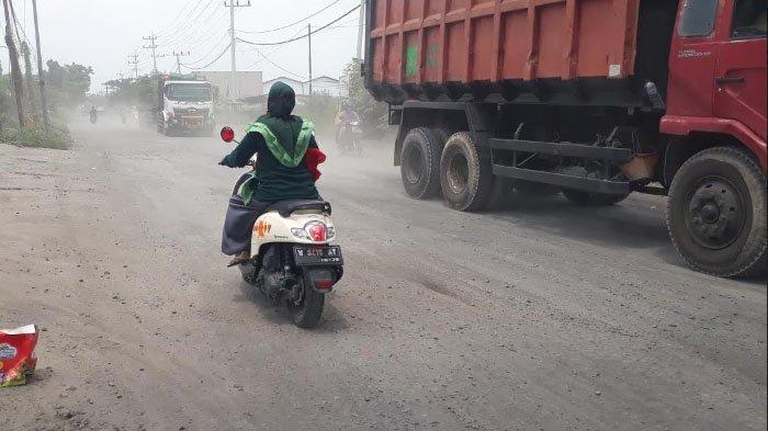 Kabar Gembira, Jalan Raya Cerme Gresik yang Rusak dan Berdebu segera Diperbaiki - Surya.co.id