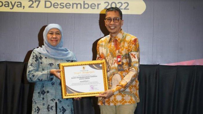 Bank Jatim Raih Penghargaan Paritrana Award Provinsi Jawa Timur 2022 - Surya.co.id