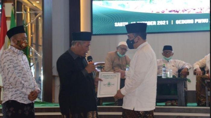 PWNU Jatim Serahkan Surat Dukungan pada Gus Yahya sebagai Ketua Umum ...