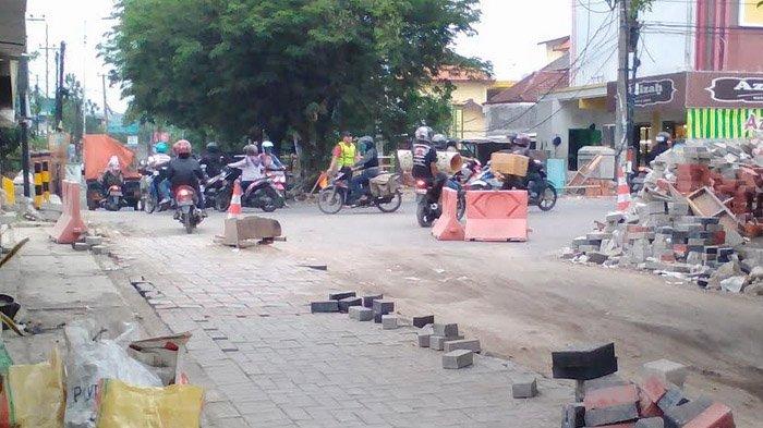 Lalu Lintas Jalan Garuda Betro Sidoarjo Dialihkan, Efek Pembangunan Box Culvert di Jalan ...
