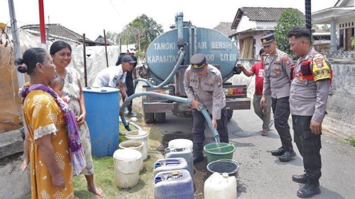 Polres Kediri Salurkan 10 Ribu Liter Air Bersih ke Warga Terdampak Kemarau Panjang - Surya.co.id