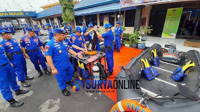 Antisipasi Banjir dan Cuaca Ekstrim, Ditpolairud Polda Jatim Siagakan Personel dan Perahu Karet ...