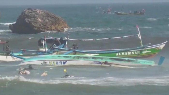 Perahu Nelayan Terbalik di Plawangan Pantai Puger Jember, 1 Orang Meninggal - Surya.co.id