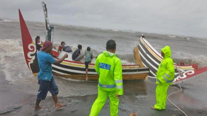 Perahu Nelayan Karam Diterjang Gelombang, 3 Nelayan Situbondo Berhasil ...