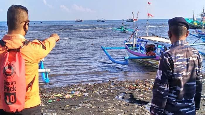 Perahu Terbalik Dihantam Ombak di Laut Situbondo, 15 Nelayan Berjatuhan ke Laut - Surya.co.id