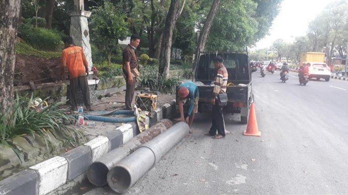 Pipa PDAM Pecah Akibat Tekanan Akar Pohon, PDAM Giri Tirta Gresik Jamin 1X24 Jam Beres - Surya.co.id