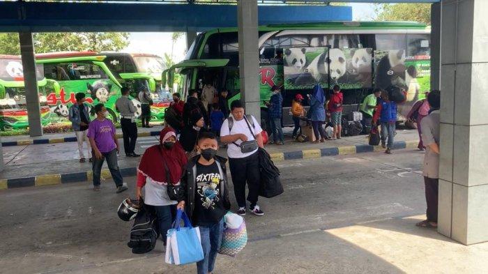 Peserta Mudik Gratis 2023 Pemprov Jatim Tiba di Terminal Seloaji ...