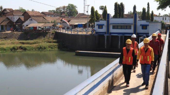 Musim Hujan, Pemkab Banyuwangi Intensif Pantau Pintu Air dan Normalisasi Sungai - Surya.co.id