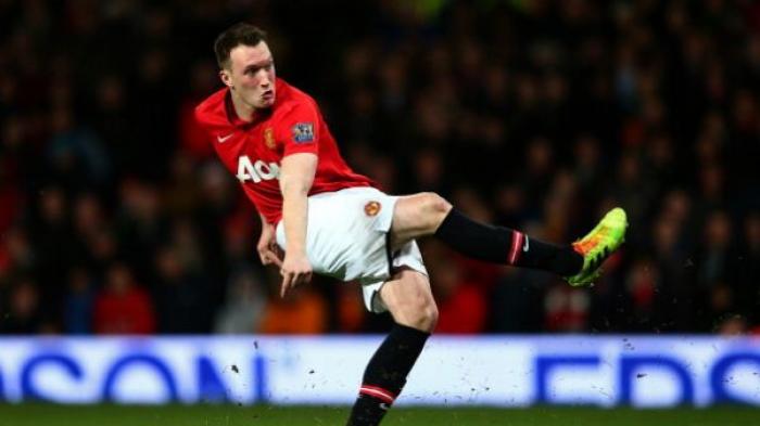 Phil Jones Jadi Korban, Dilarikan ke Rumah Sakit - Surya.co.id