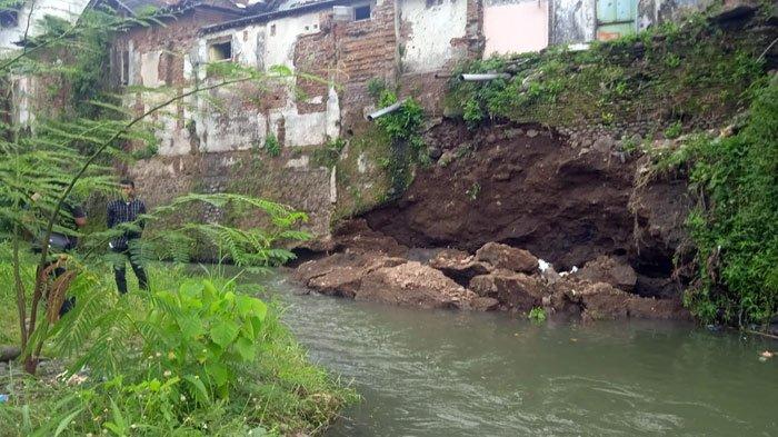 Plengsengan Sungai Kali Jompo di Kaliwates Jember Ambrol, Rumah Para ...
