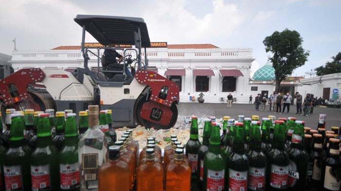 Ribuan Botol Miras Hasil Operasi Pekat Selama 2 Pekan di Surabaya Dimusnahkan - Surya.co.id