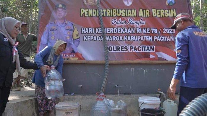 Kekeringan di Desa Belah, Polres Pacitan Lakukan Penyaluran Air Bersih - Surya.co.id