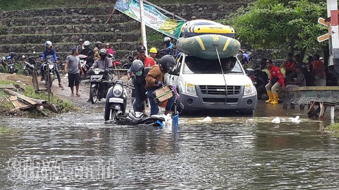 Banjir Porong - Pintu Air Sungai Ketapang Bocor, Banjir di Jalan Raya ...