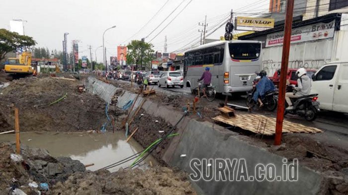 Warga Keluhkan Imbas Proyek, Sempat Mandeg, Pengerjaan Jalan Tak Kunjung Rampung - Surya.co.id