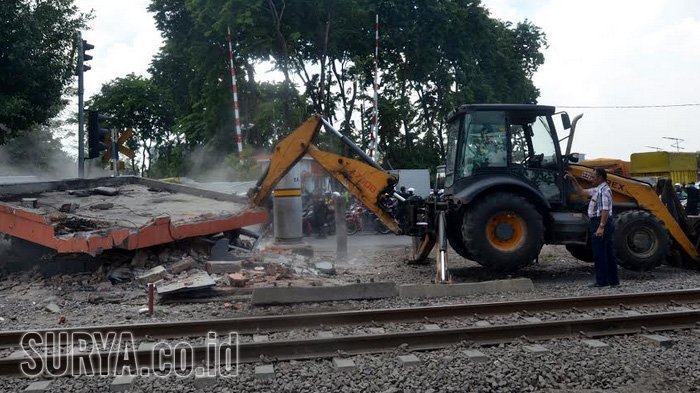Pos Kereta Api Royal Dibongkar, PU Tak Bisa Langsung Lebarkan Jalan ...