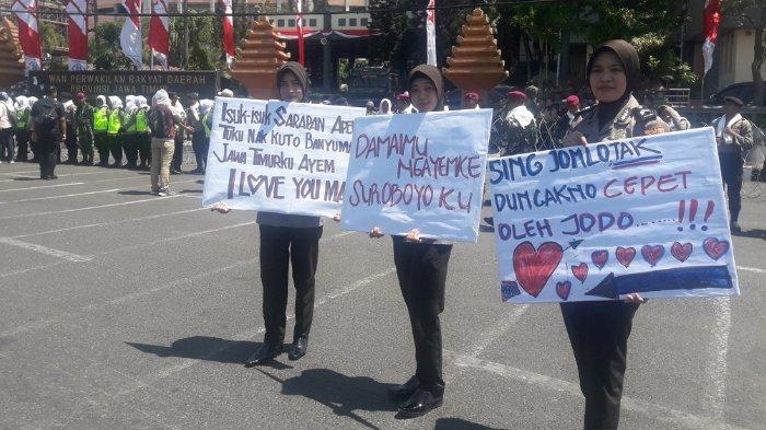 Polwan Cantik Berposter Unik, Cara Polisi Wujudkan Demonstrasi Tertib ...